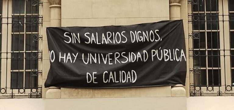Paro docentes universitarios Rosario: 35% menos de salario